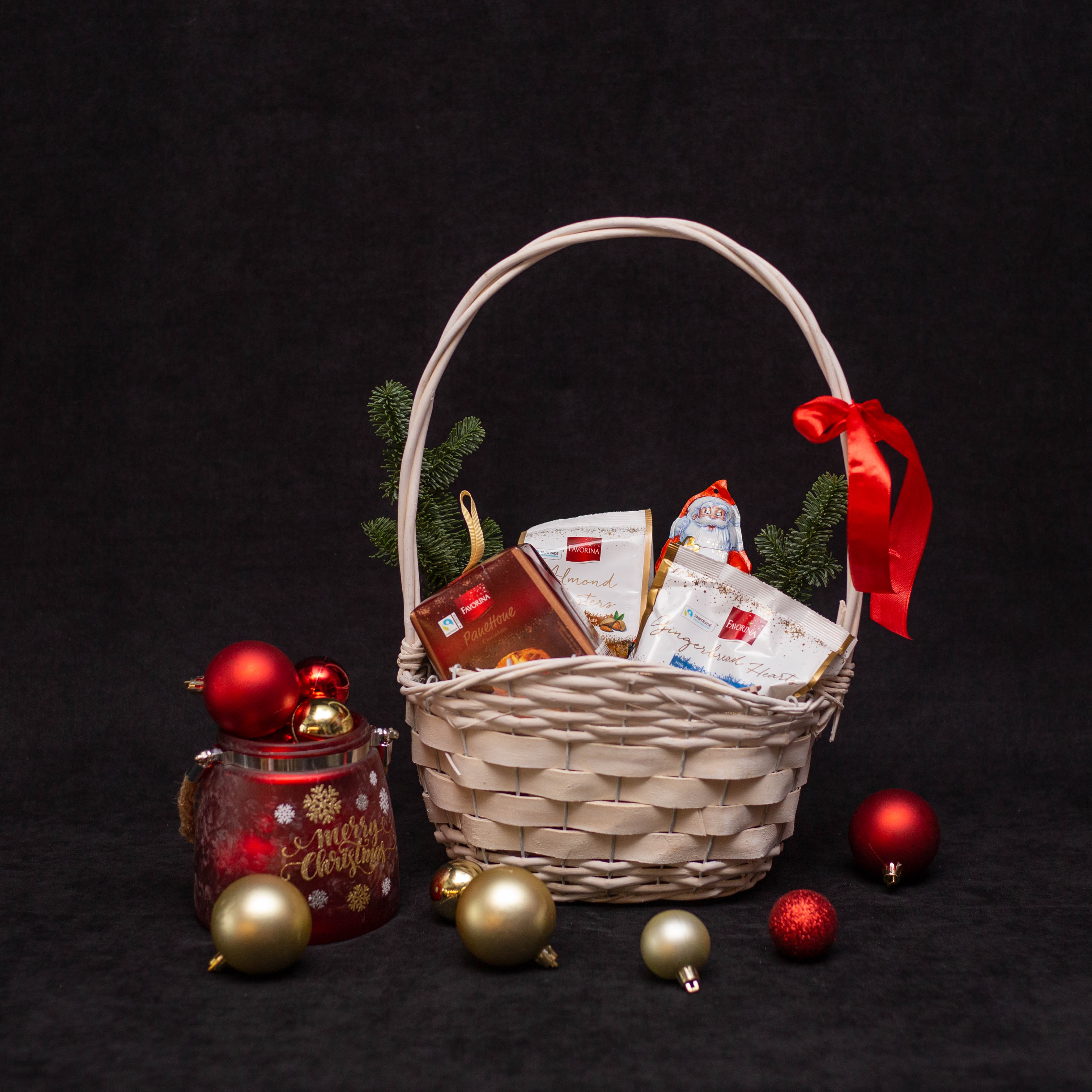 Cos de Craciun cu Mos Craciun Kinder si produse Favorina Germania ...