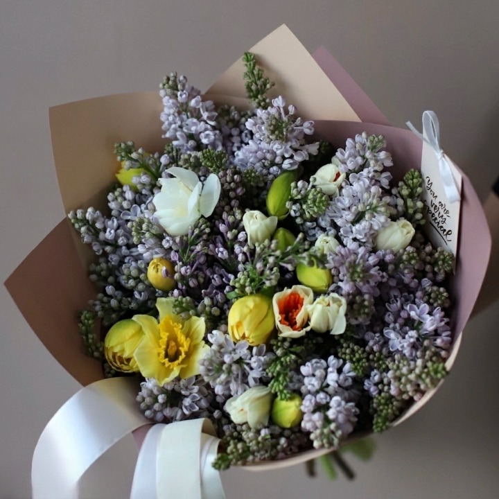 Buchet cu Liliac si Narcise Albe si Galbene Sitaru | OkFlora