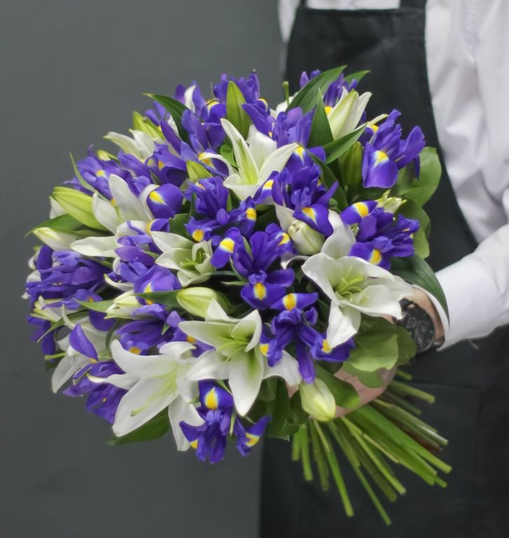 Buchet din Irisi si Crini Albi Pasărea