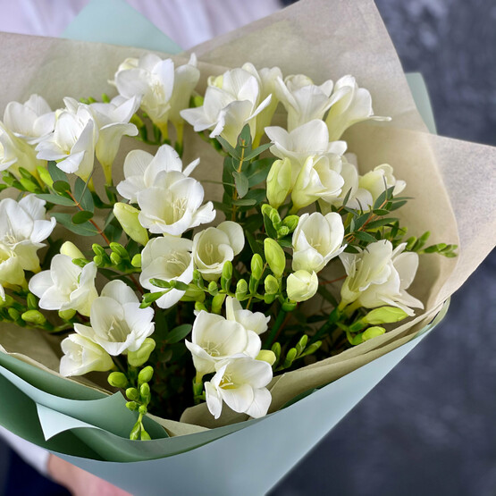 Buchet din Frezii Albe si Verdeata | OkFlora