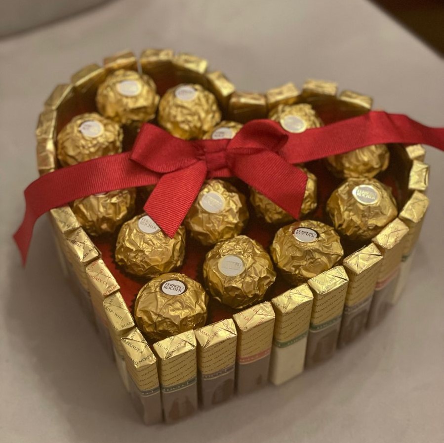 Inima cu bomboane Ferrero Rocher si Merci Boțești | OkFlora