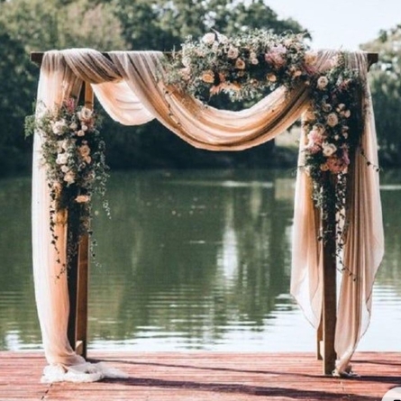 Arcada din Flori Crem si Stofa Decorativa Pasărea